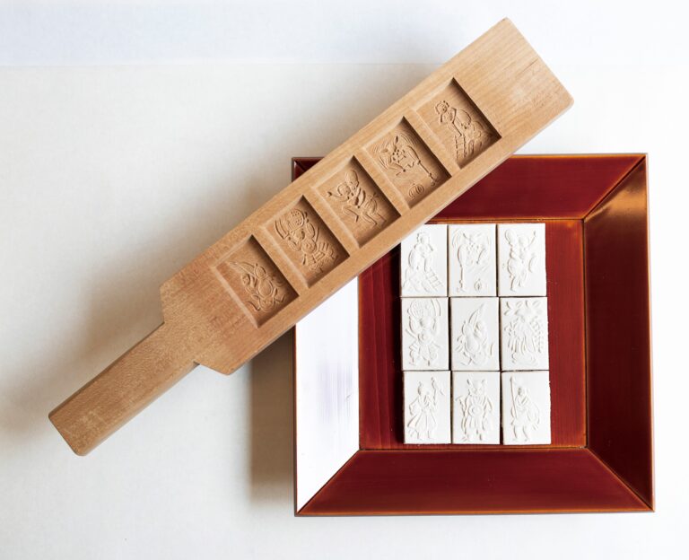 Explore famous shops near the Old Tokaido Road. | Biwako Otsu Travel Guide