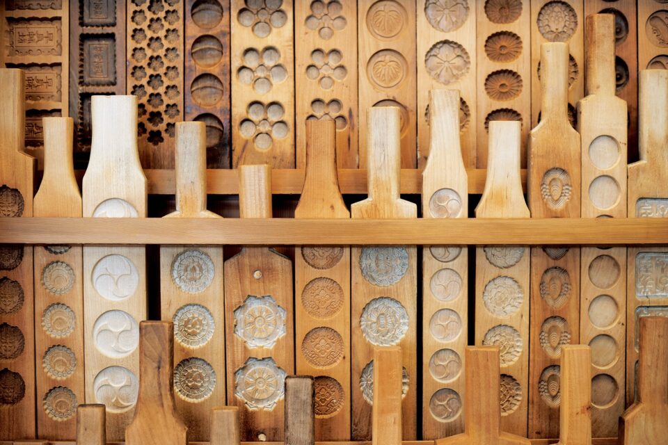 Explore famous shops near the Old Tokaido Road. | Biwako Otsu Travel Guide